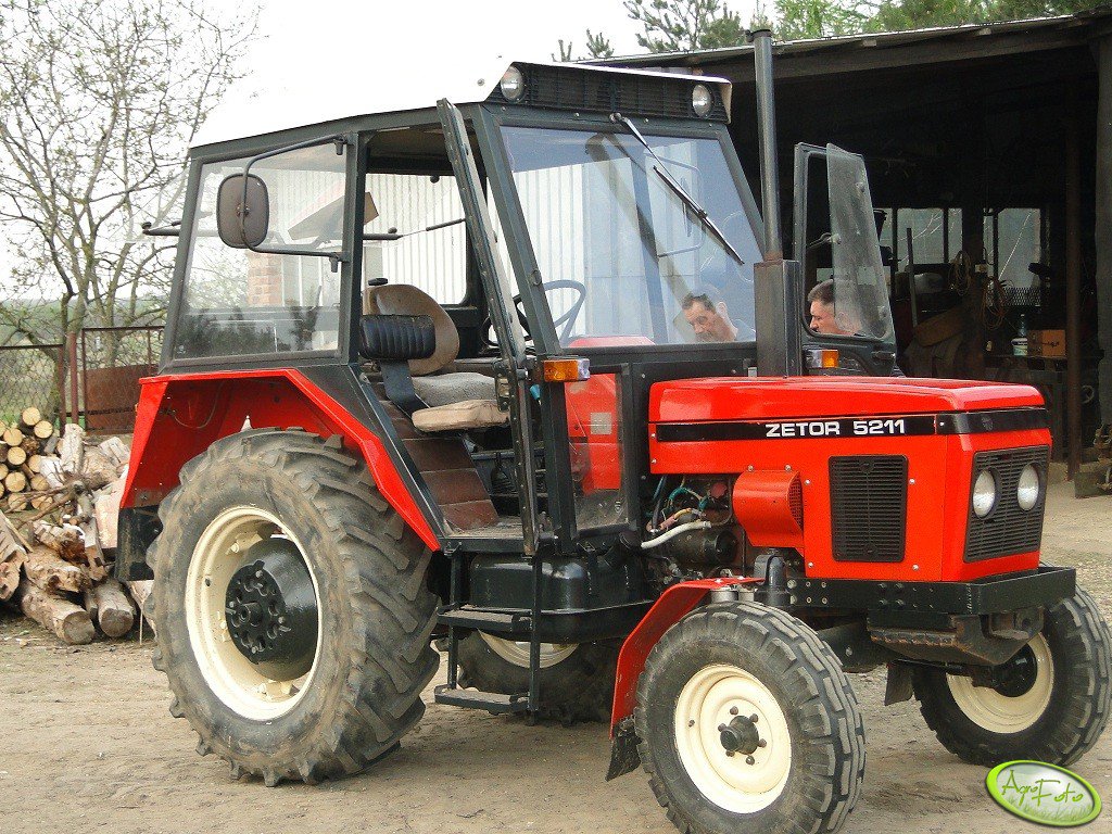 Foto ciagnik Zetor 5211 id:334198 - Galeria rolnicza agrofoto