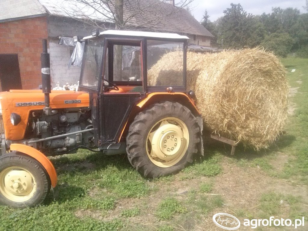 Zdjęcie ciagnik Ursus C-330 i belki. id:702439 - Galeria rolnicza agrofoto