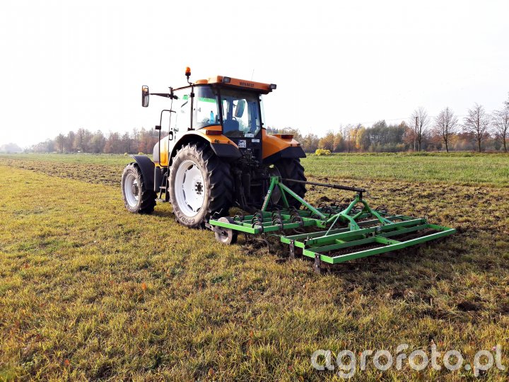 Ciągniki rolnicze Renault - zdjęcia w galerii rolniczej Agrofoto.pl