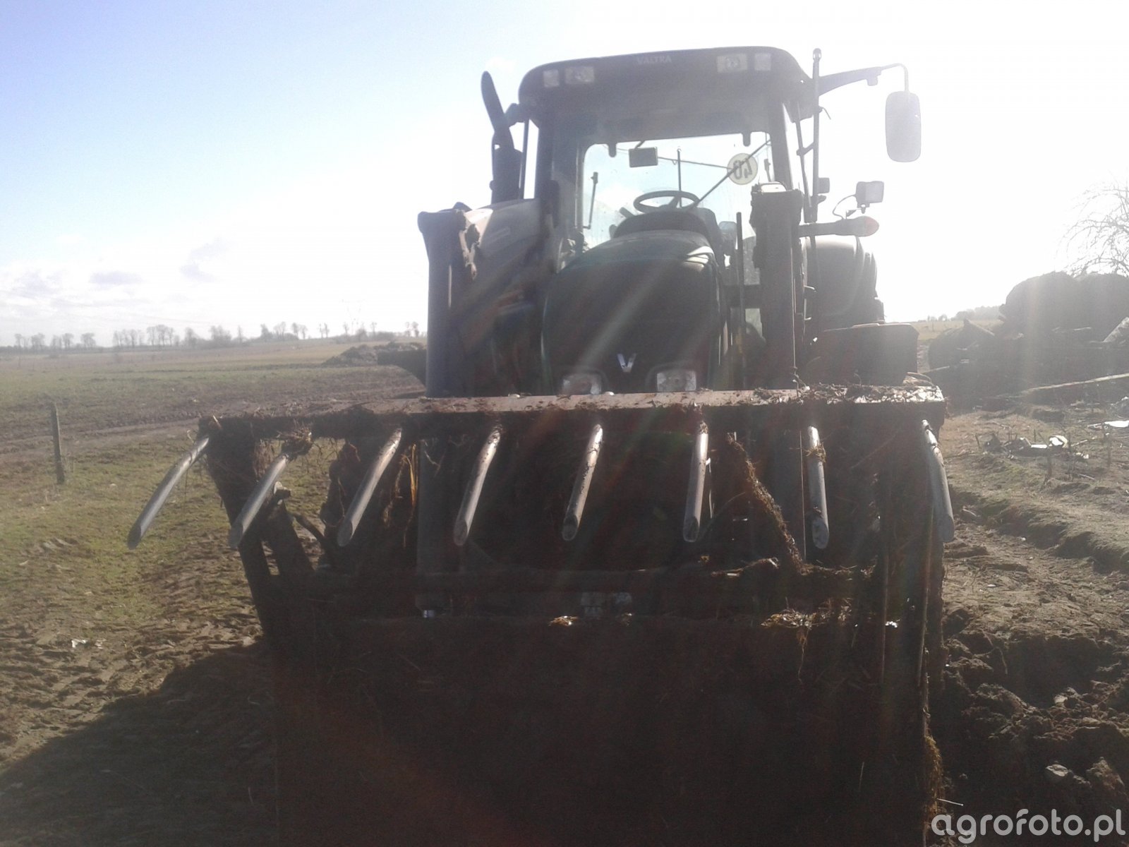 Fotografia traktor Valtra N101 id:491370 - Galeria rolnicza agrofoto