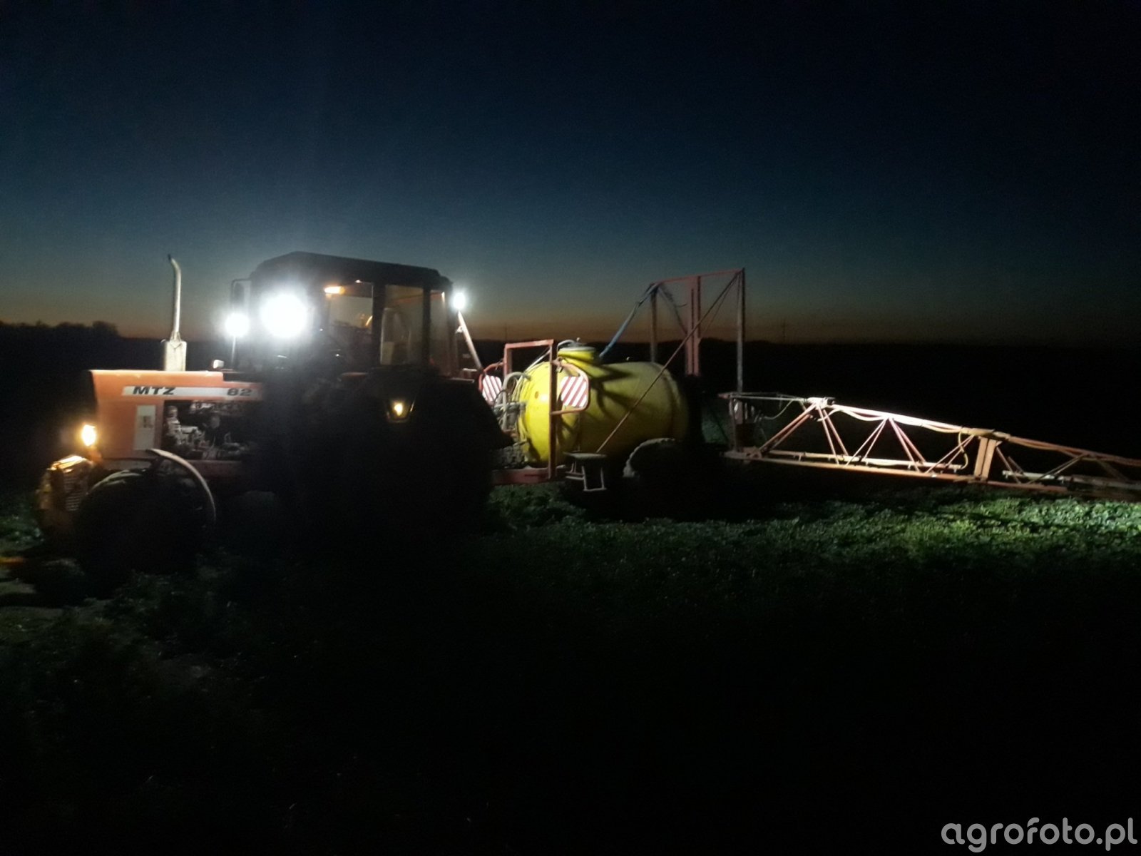 Obraz traktor Mtz 82 + pilmet id:752301 - Galeria rolnicza agrofoto