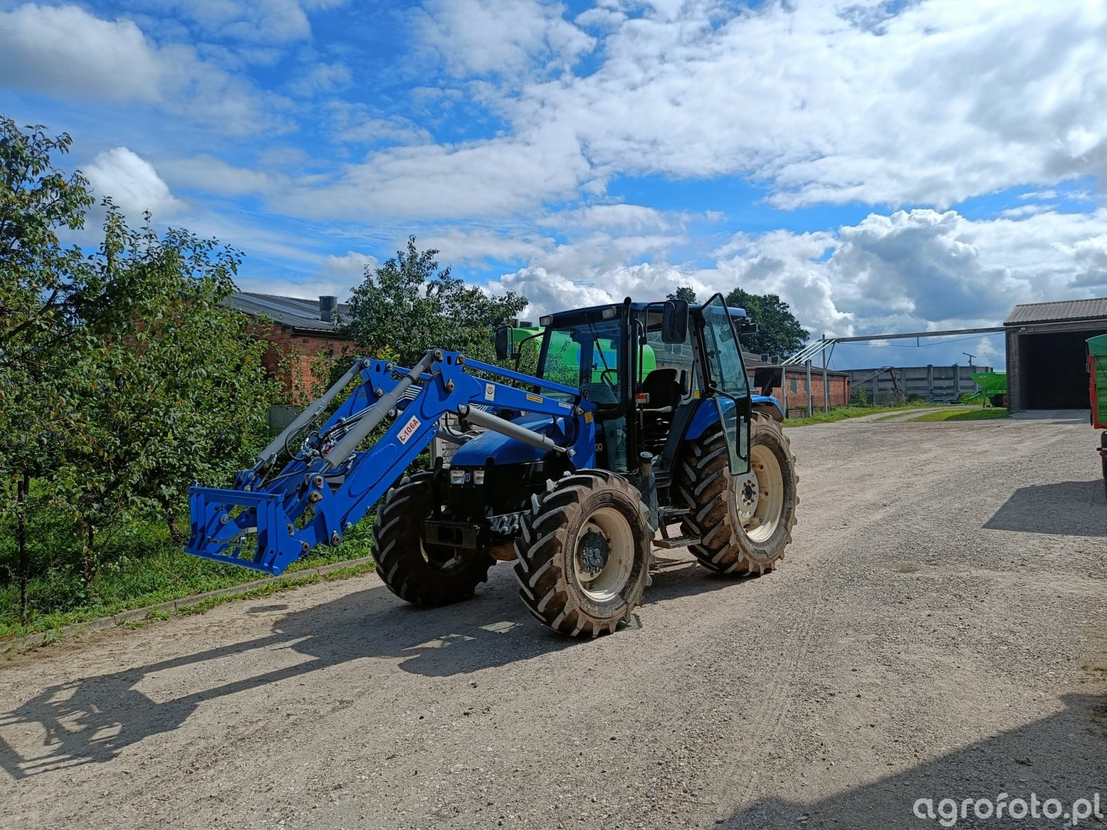 Foto traktor New Holland TL100 id:819233 - Galeria rolnicza agrofoto