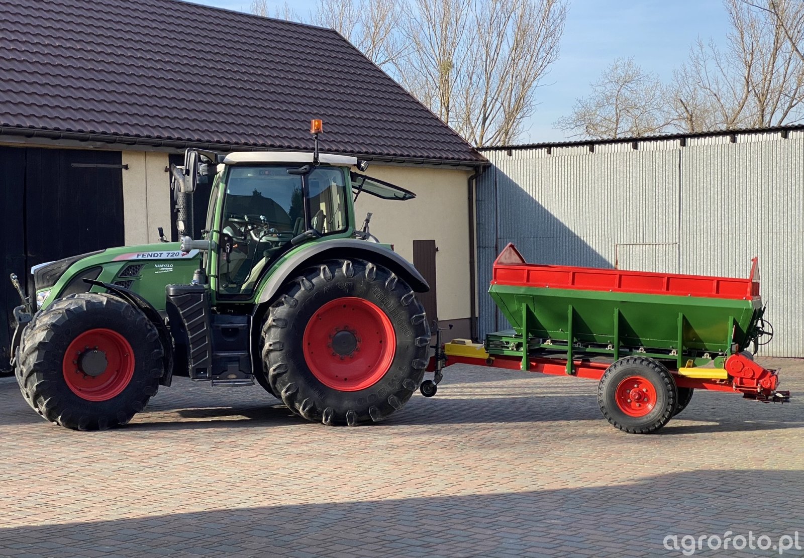 Foto ciągnik Fendt 720 id:826241 - Galeria rolnicza agrofoto