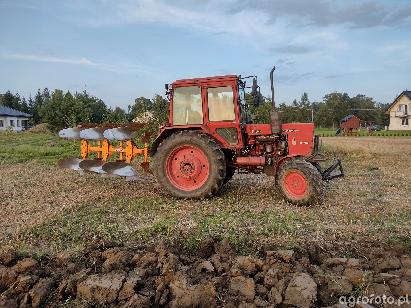 Foto ciągnik Mtz 82 & Huard Tr65 T #830073 - Galeria rolnicza agrofoto